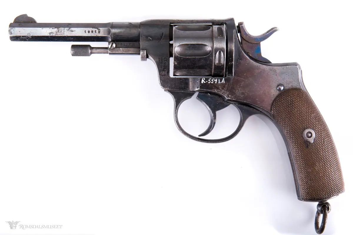 Revolver med hylster - Romsdalsmuseet / DigitaltMuseum