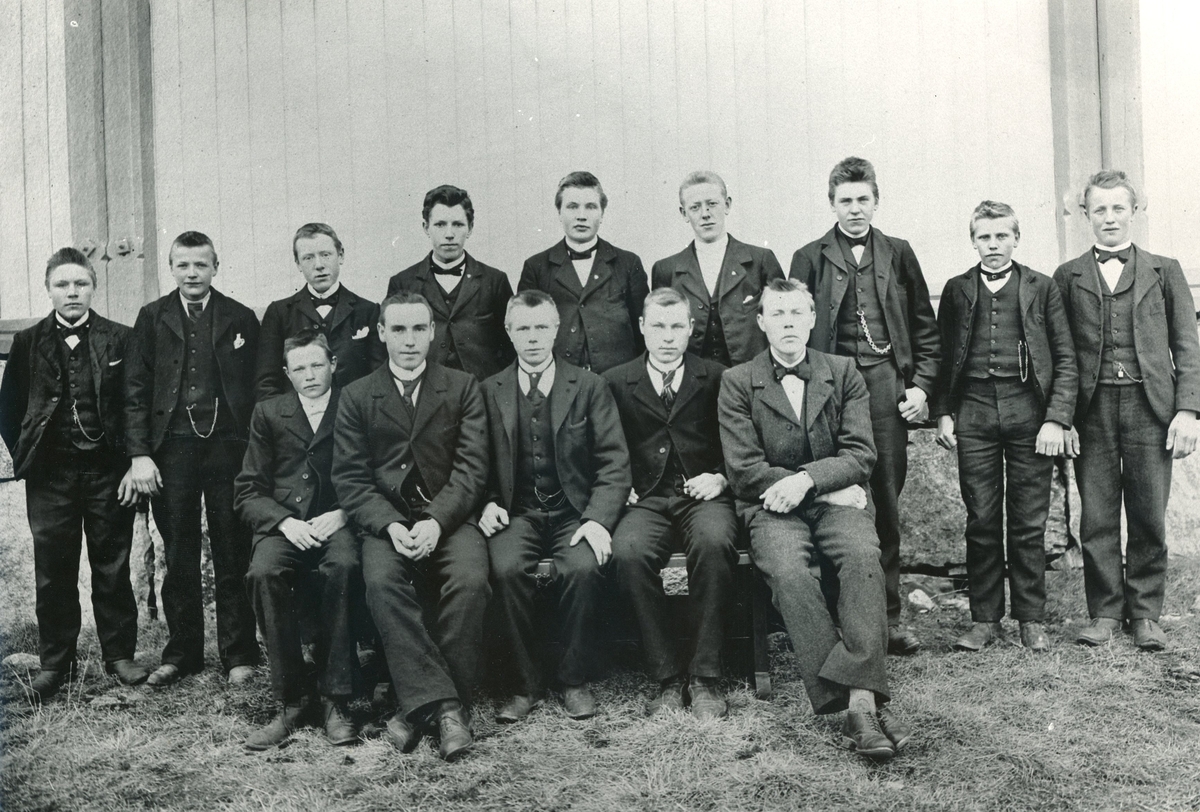 Skulebilde frå sløydklasse 1903. Sitjande frå v.Svein Brekke,Eirik ...