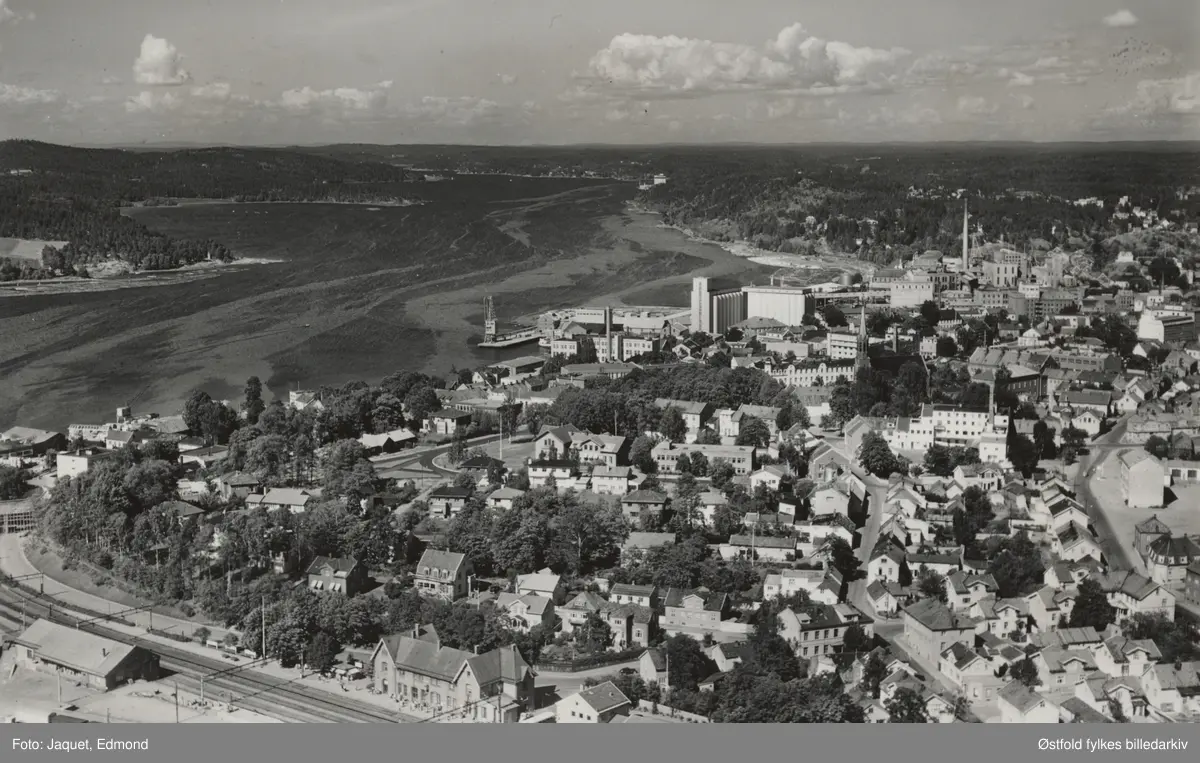 Flyfoto fra Moss sentrum 30. juli 1961. Jernbanestasjonen i forgrunnen ...