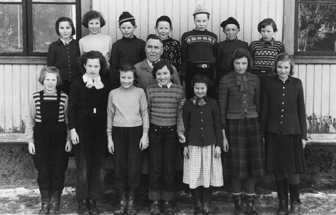 Leirfjord, Meisfjord. Skoleklasse fra Meisfjord skole. 1. rekke f.v ...