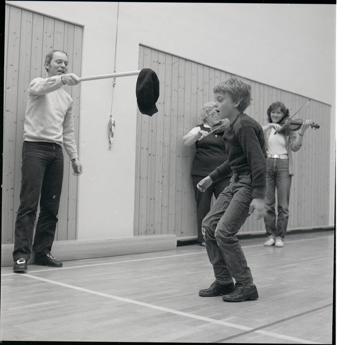 Trysil-Knut Dans- og spelmannslag. Hallingdans i gymsal, unggutter ...