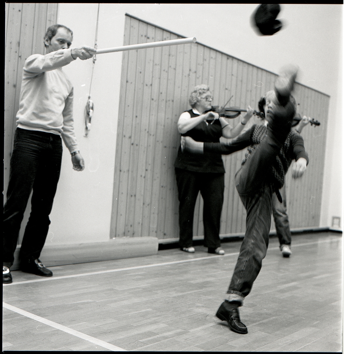 Trysil-Knut Dans- og spelmannslag. Hallingdans i gymsal, unggutter ...