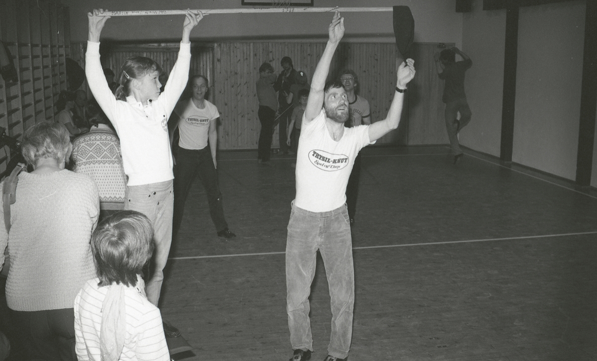 Trysil-Knut dans og spelmannslag. Hallingdans, felespill, dans og lek ...