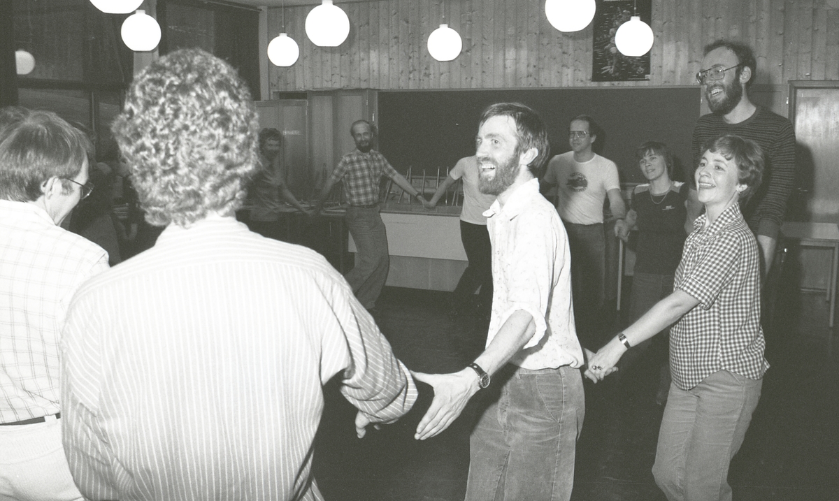 Trysil-Knut dans og spelmannslag. Hallingdans, felespill, dans og lek ...