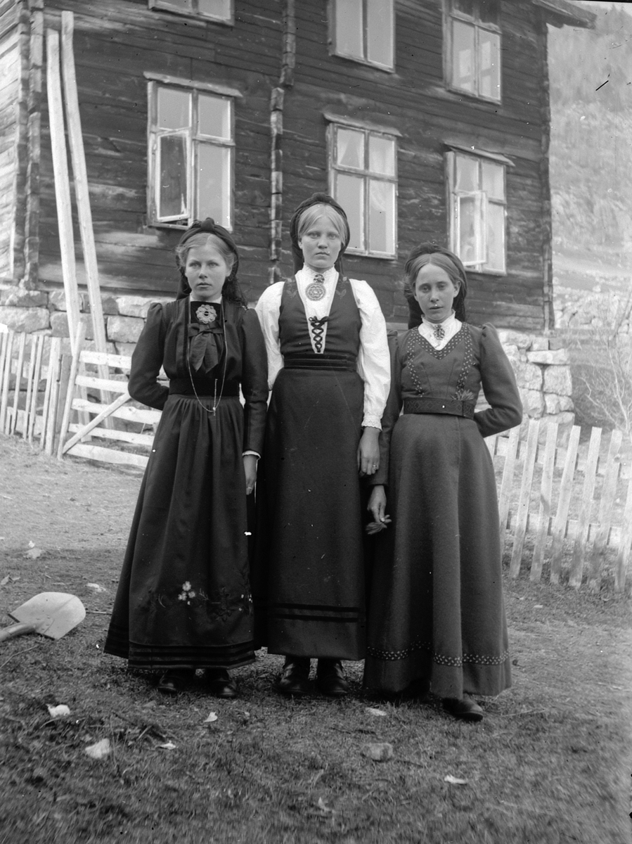 Fotoarkivet etter fotograf Aanund Olavson Edland. Sigrid Svalastog ...