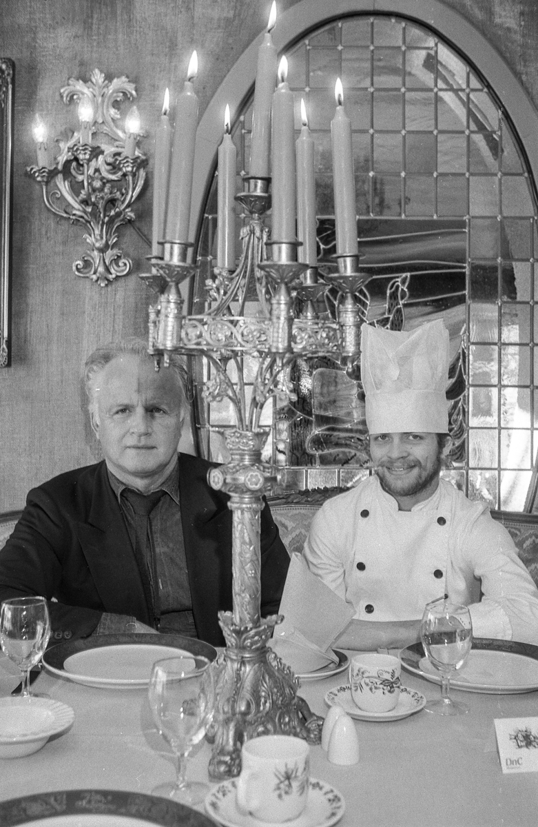 Villa Sandvigen, far John Normann Henriksen og sønn med kokkelue ...