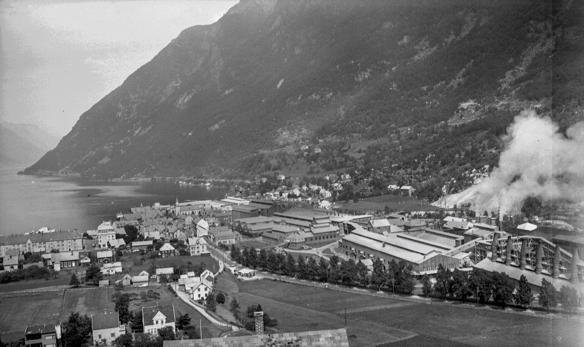 Industristaden Odda med smelteverket. - Kraftmuseet / DigitaltMuseum