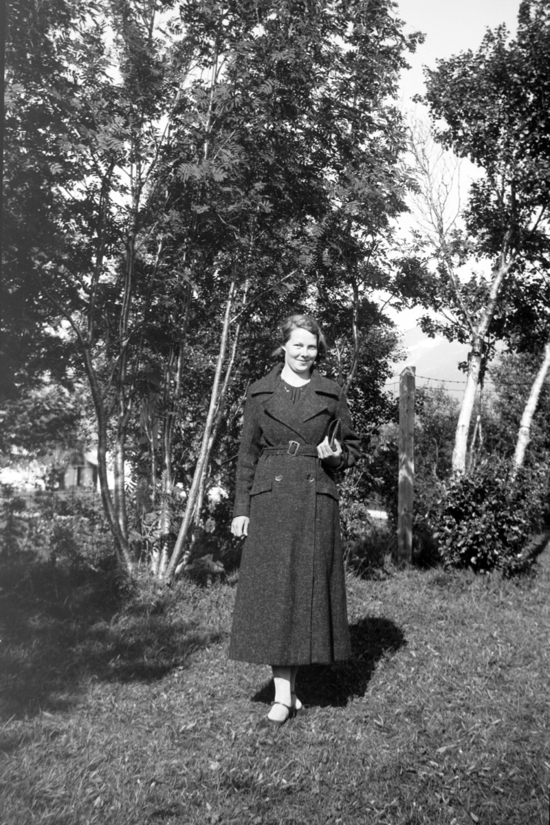 Portrett av Lilly Johansen, tatt utendørs på Ibestad. - Sør-Troms ...