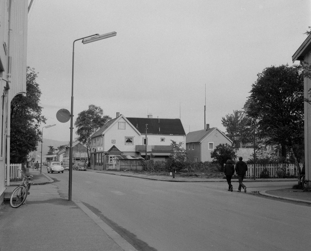 Krysset Strandgata/Fearnleysgate sett fra fortauet utenfor Helgelabd ...