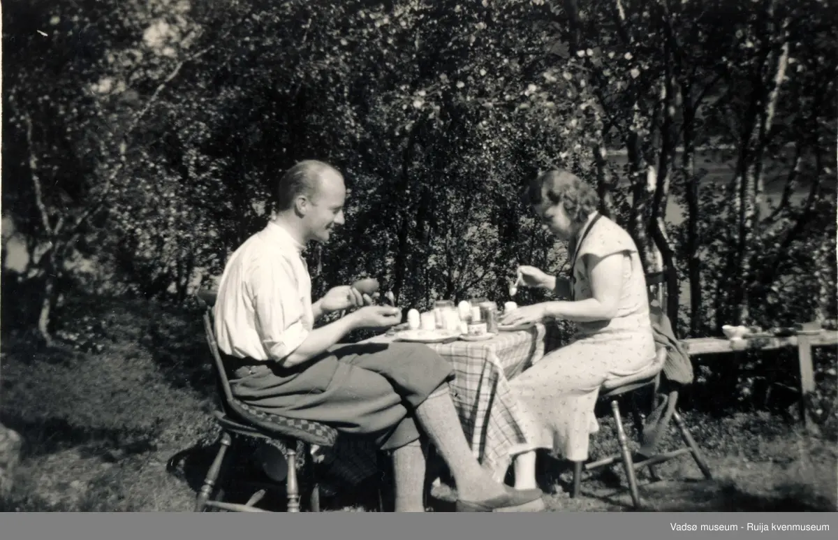Carl Bramer Esbensen og Dagny Engelsen ved fiskerhytta til Esbensen på ...