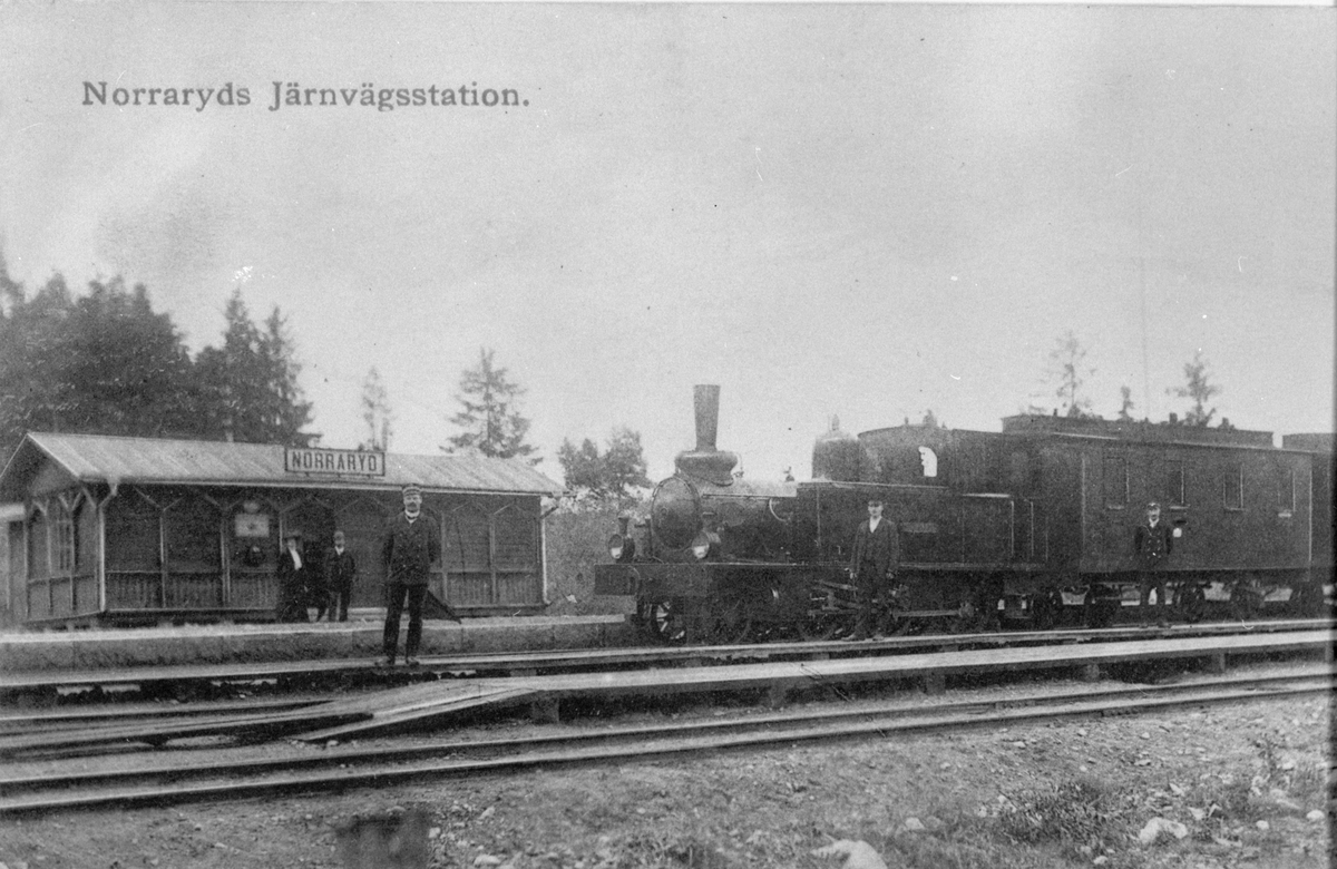 KWJ Tanklok vid stationen i Norrayd. - Järnvägsmuseet / DigitaltMuseum