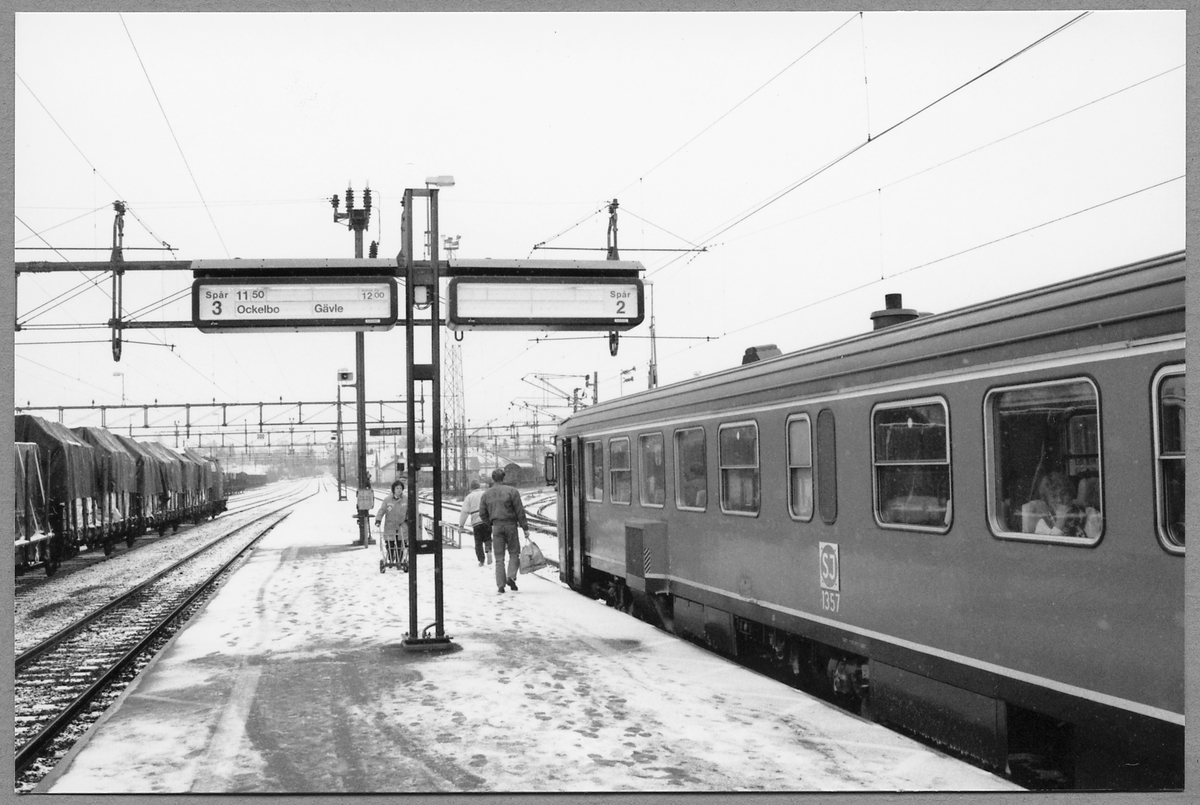 Statens Järnvägar, SJ Y1 1357 inne på bangården i Bollnäs. Avgångsskylt ...