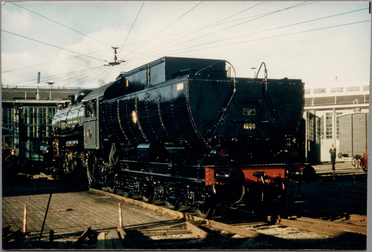 Statens Järnvägar, SJ F 1200. Ånglok med tender på vändskiva utanför ...