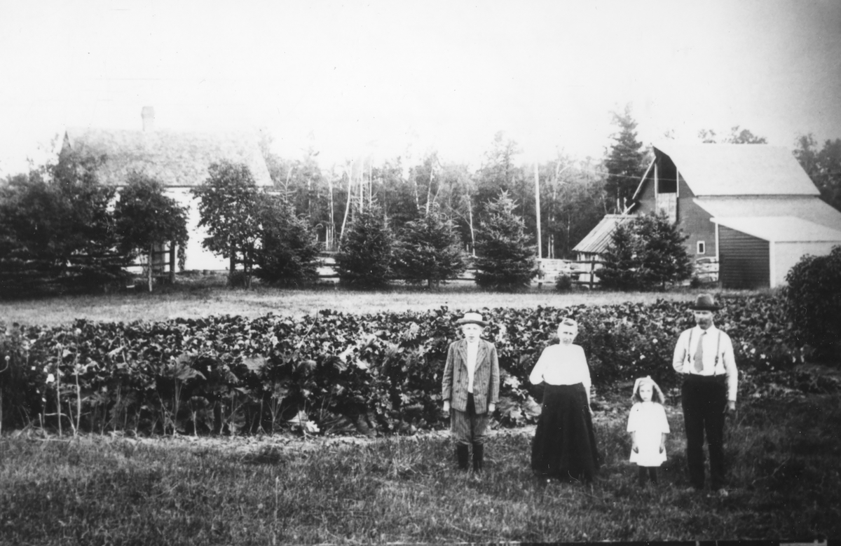 Eberhard O. Snarvold,hans kone Hannah med barn Lee og Lindy på deres ...