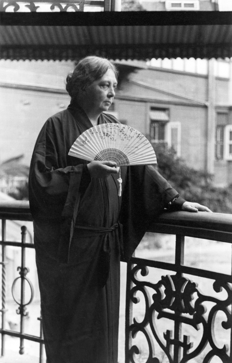 Sigrid Undset med japansk vifte - Bjerkebæk, Sigrid Undsets hjem ...