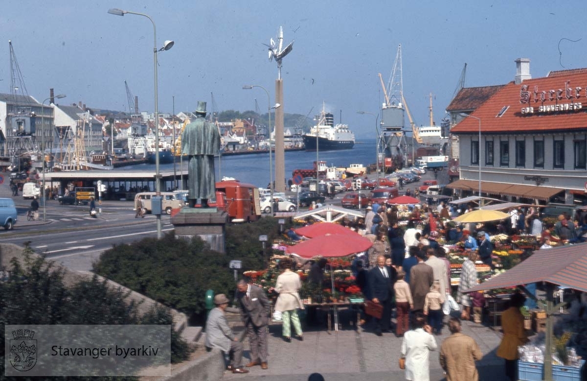 Sentrum med torget mot Vågen - Stavanger byarkiv / DigitaltMuseum