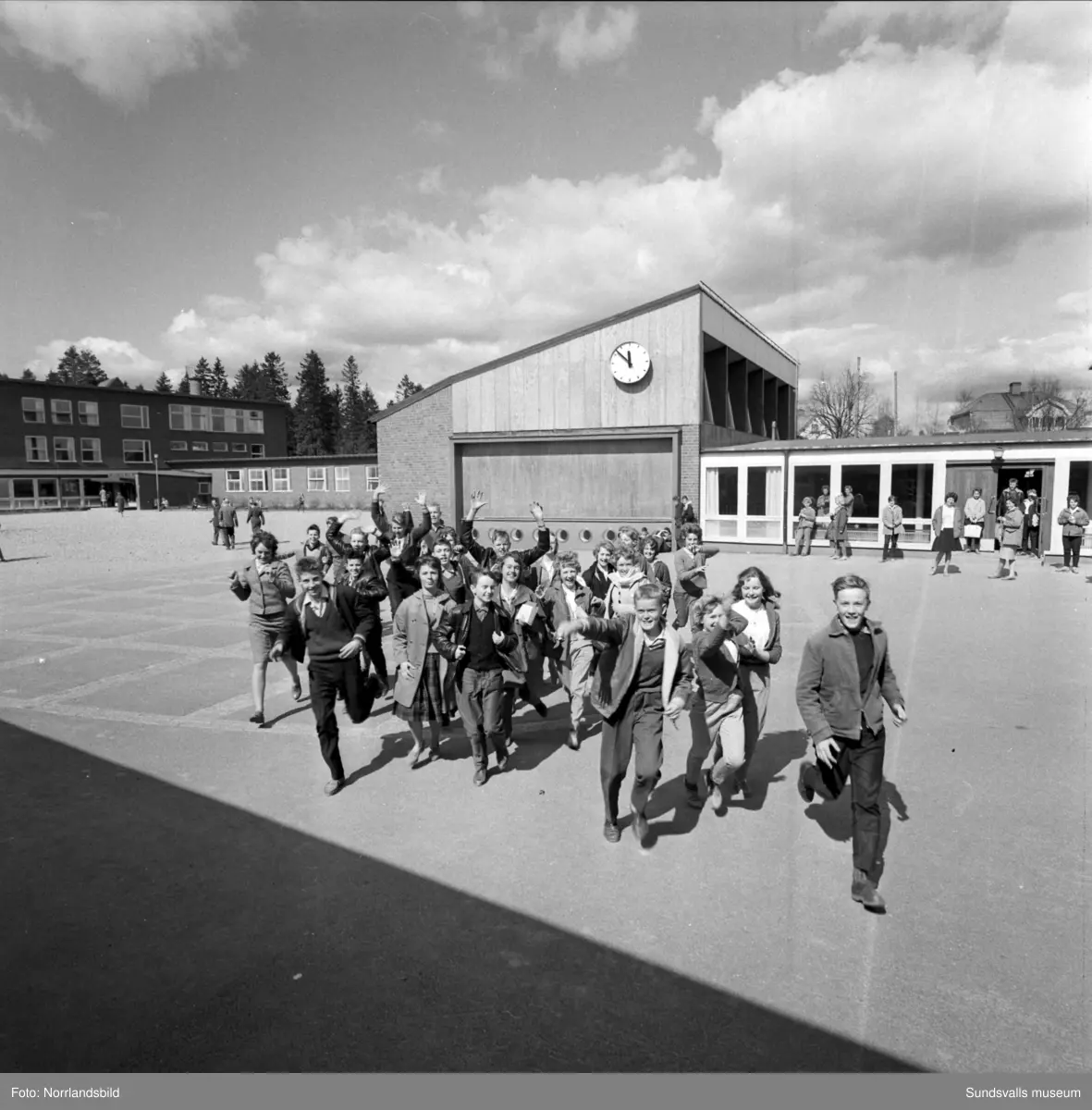 Jublande glada elever i Kyrkmons skola klass 8d som ser fram emot den ...
