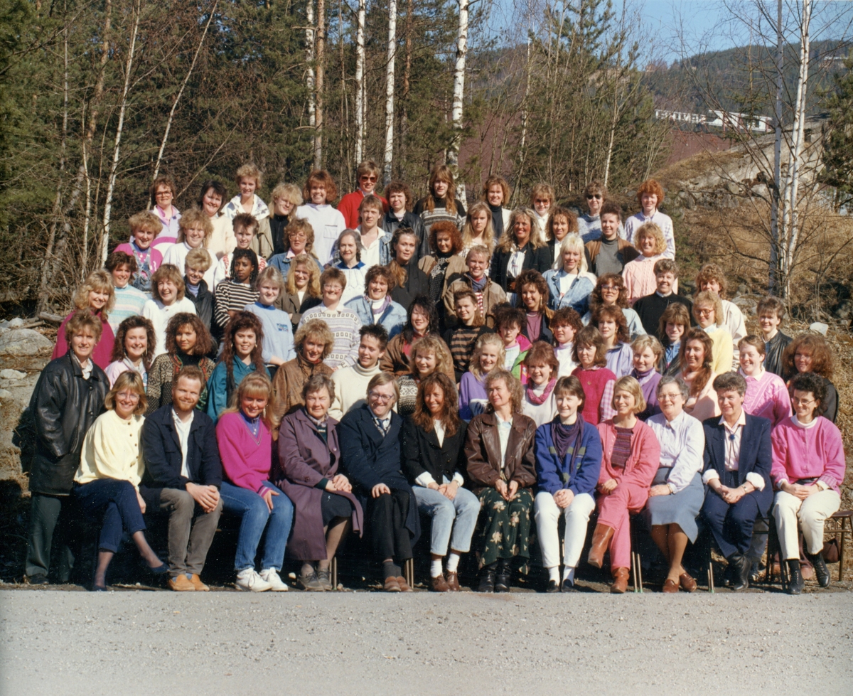 Buskerud husflidsskole 1988/89. 1. rekkje frå v.: Vigdis L. Rydland ...