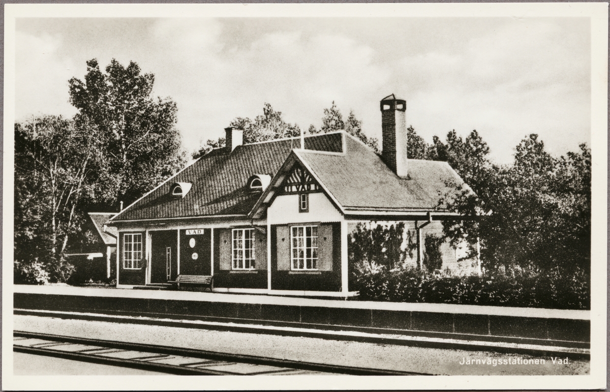 Spårsida av station och stationshus med del av perrong i bild ...