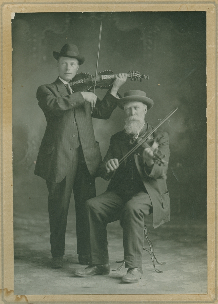 Torstein Fladager og hans far. - Valdres Folkemuseum / DigitaltMuseum