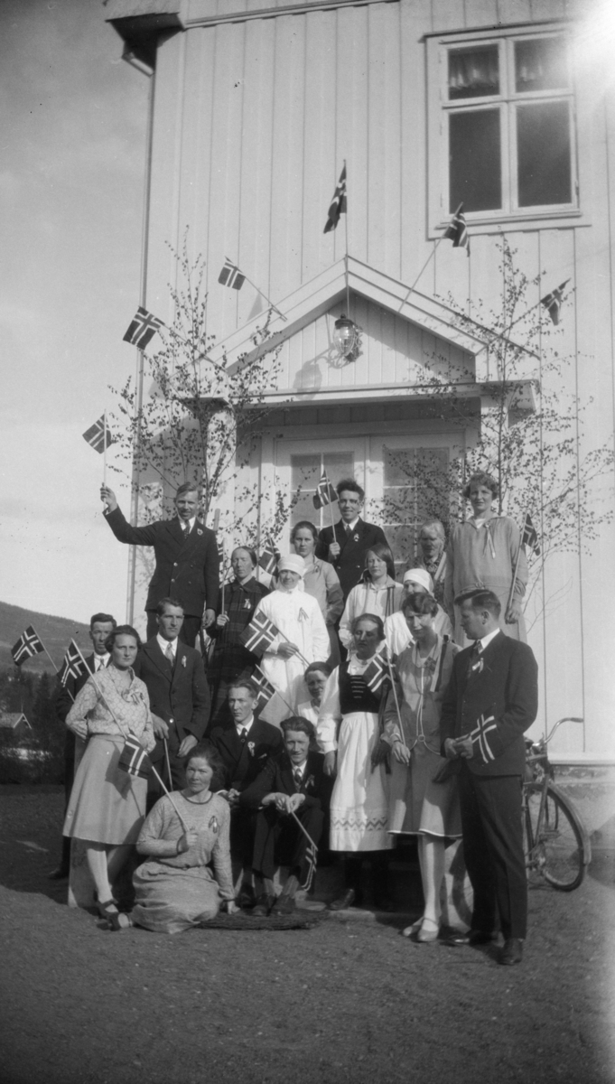 Samling av mennesker utenfor Røde Kors på 17. mai. Mange flagg og ...