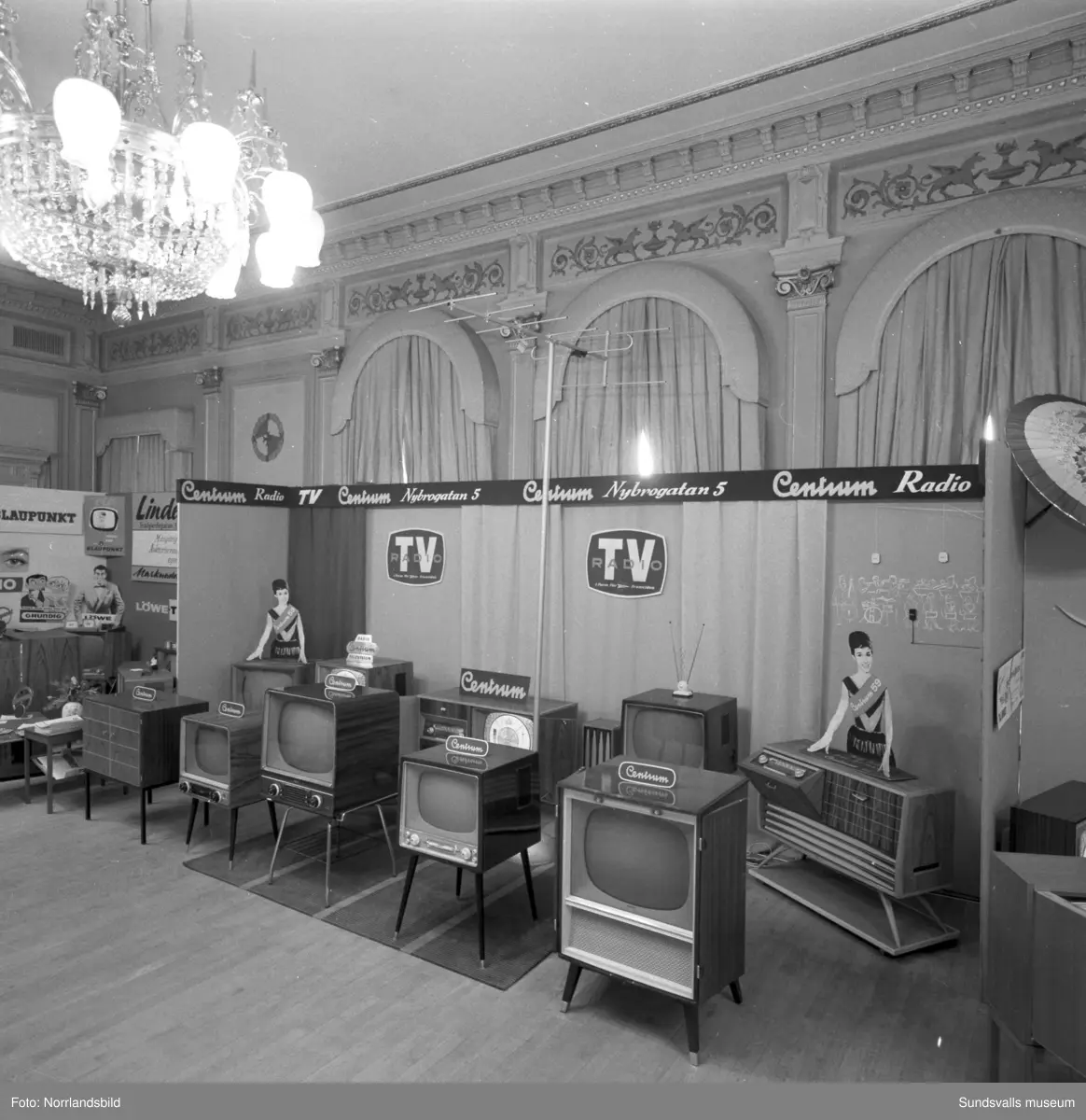 Centrum Radio visar sina radio- och tv-apparater i en monter på W6 ...