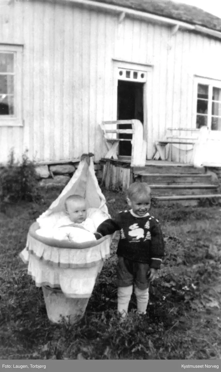 Magnus og Kristian Kleven foran gammelstua i Kleven - Kystmuseet Norveg ...