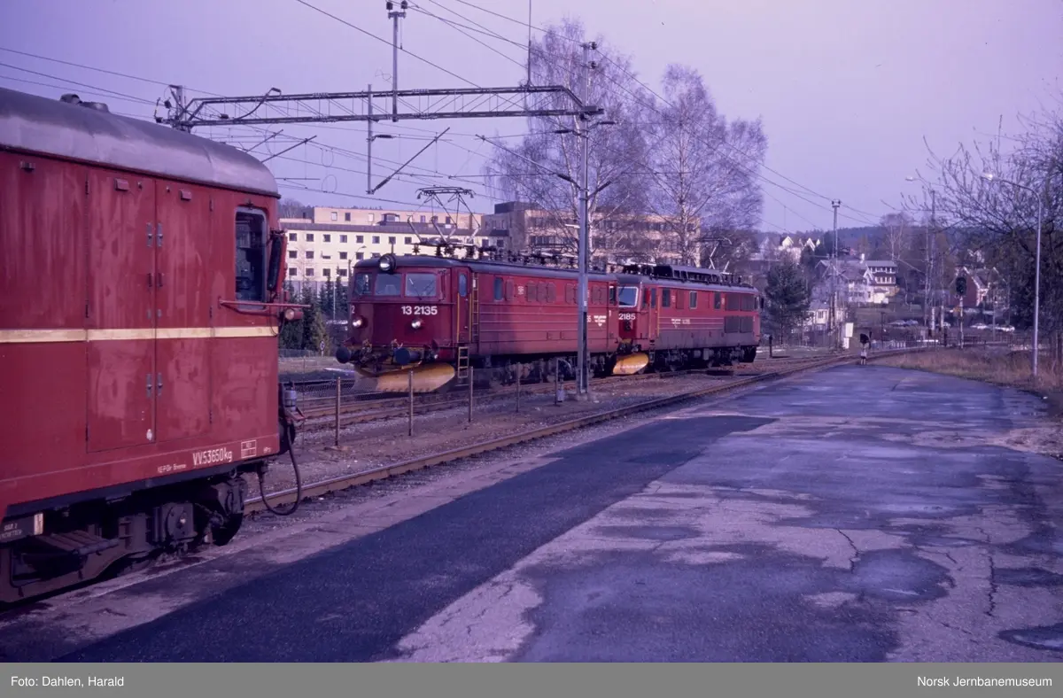Elektrisk lokomotiv El 13 2135 og El 14 2185 (til høyre) på Kongsberg ...