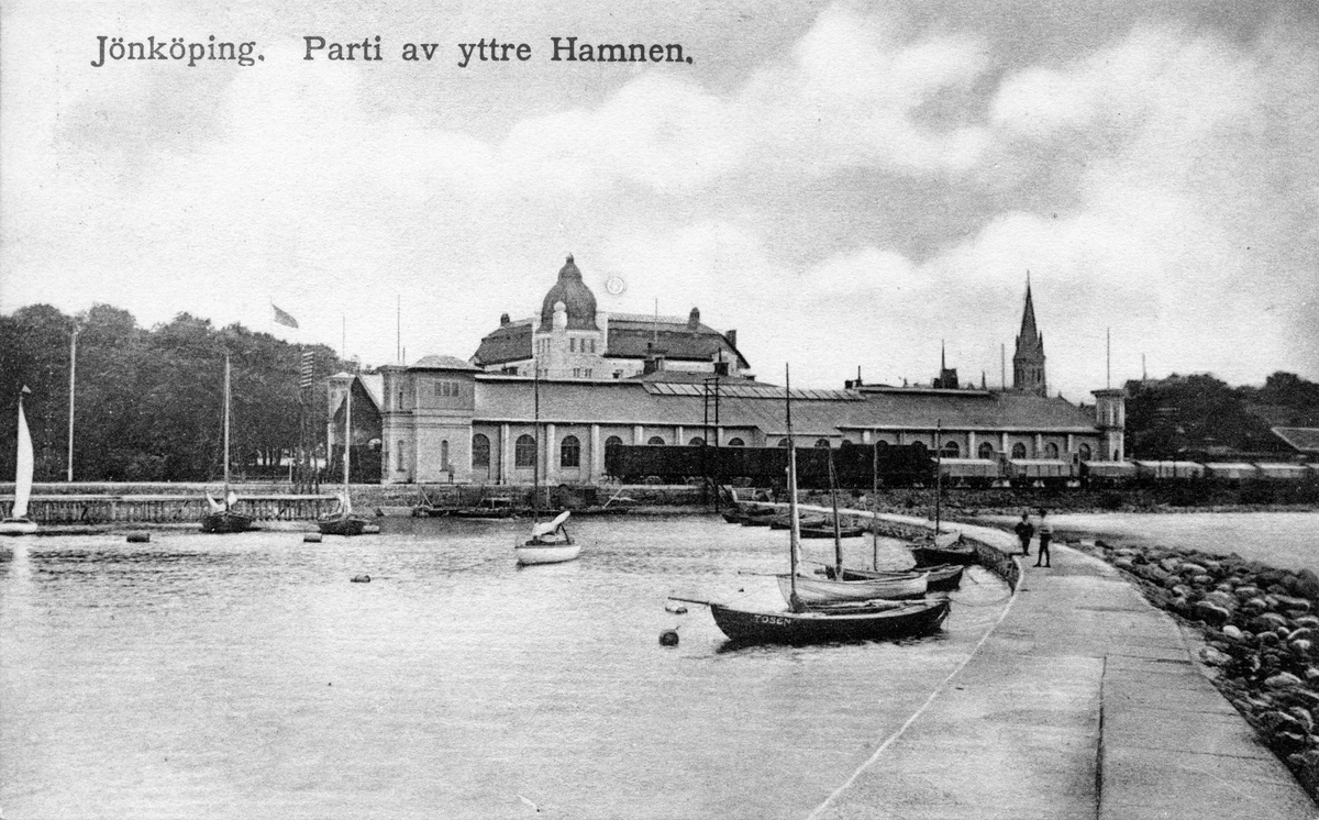 Hamnen och hamnpiren i Jönköping där några segelbåtar ligger förankrade ...