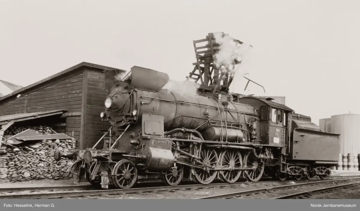 Damplokomotiv type 30b nr 364 ved lokomotivstallen på Hamar stasjon ...