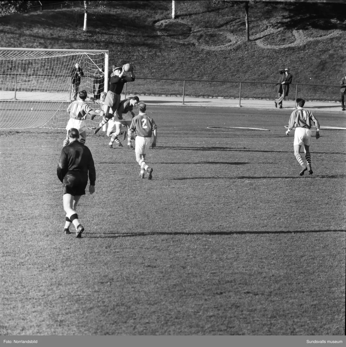 Fotbollsmatch GIF-Marma 1954. Lagbild samt matchbilder. - Sundsvalls ...
