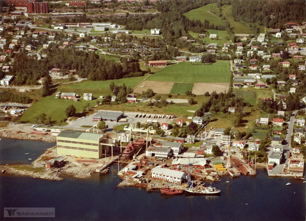 Flyfoto over Bolsønes Verft og Fuglset. - Romsdalsmuseet / DigitaltMuseum
