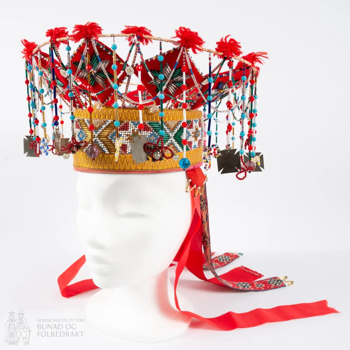 Krone - Norsk institutt for bunad og folkedrakt / DigitaltMuseum