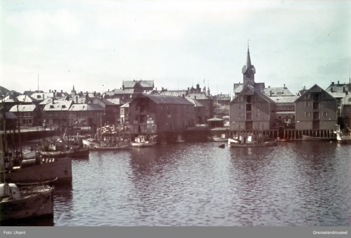 Havna i Hammerfest, med kaianlegg, bebyggelse og fiskebåter. Den ...