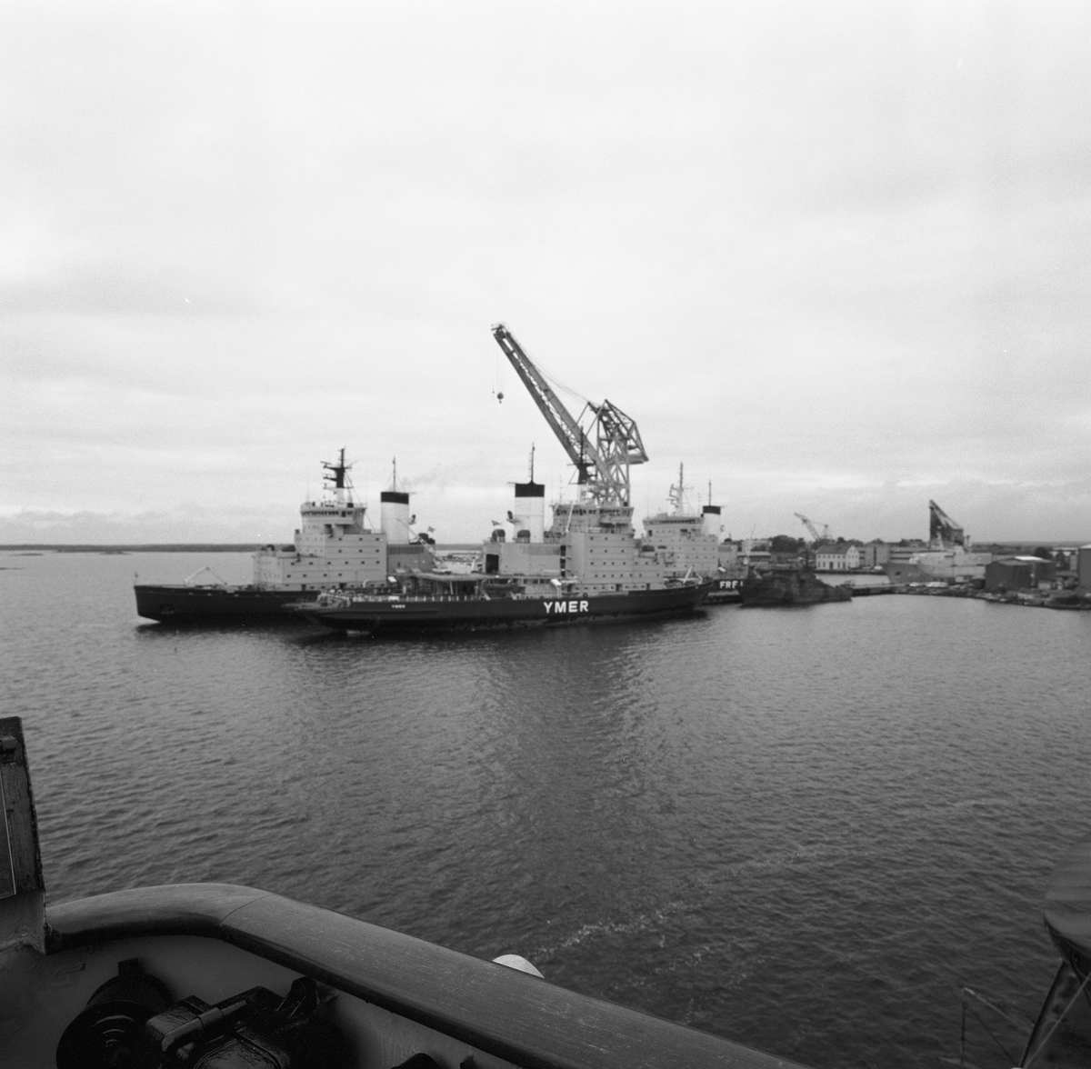 Vy av olika fartyg vid kajerna - Marinmuseum / DigitaltMuseum