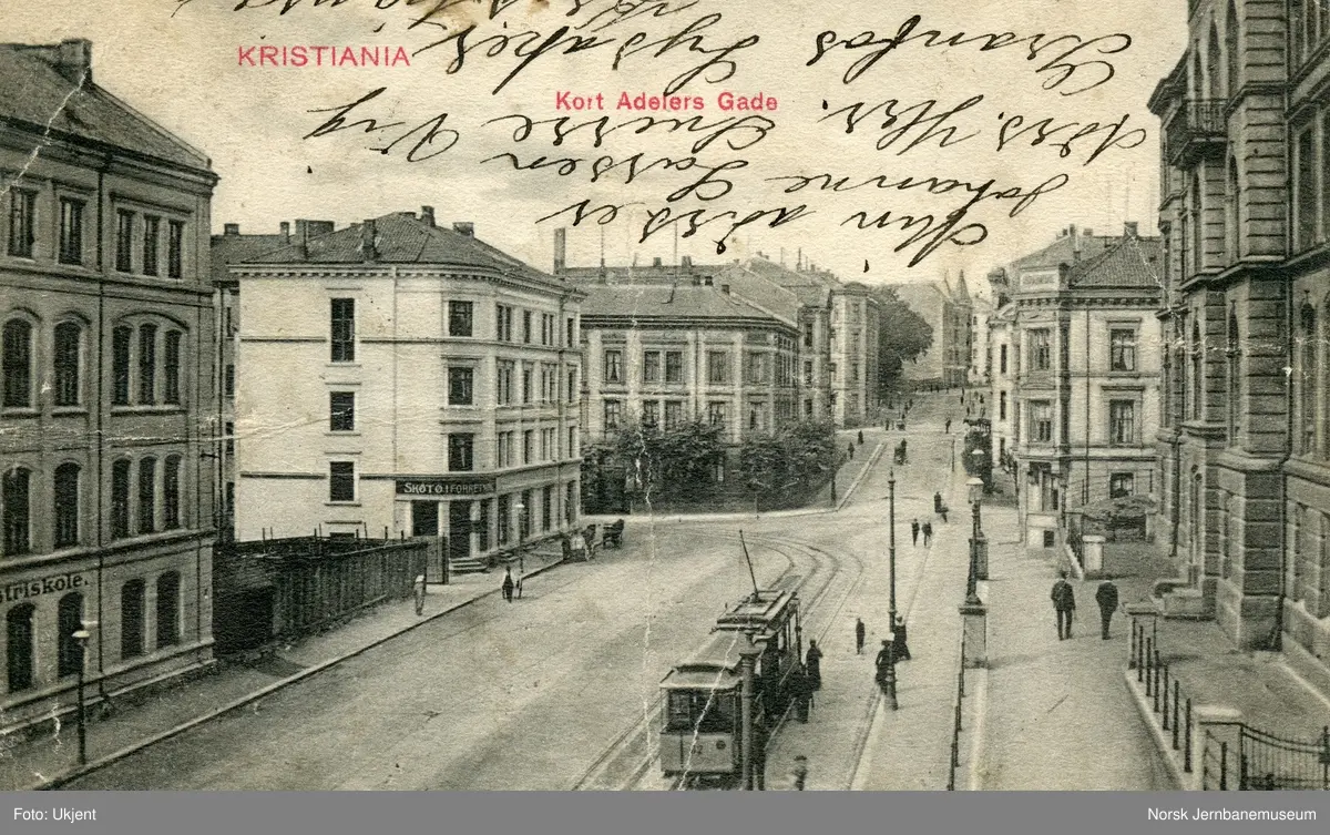 Elektrisk sporvogn med tilhenger i Cort Adelers gate, utenfor ...