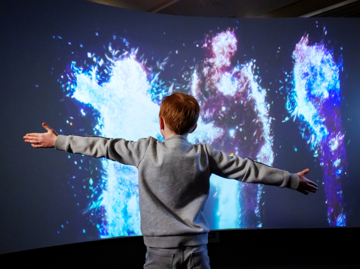 Besäkare i utställningen Hyper Human - Tekniska museet / DigitaltMuseum