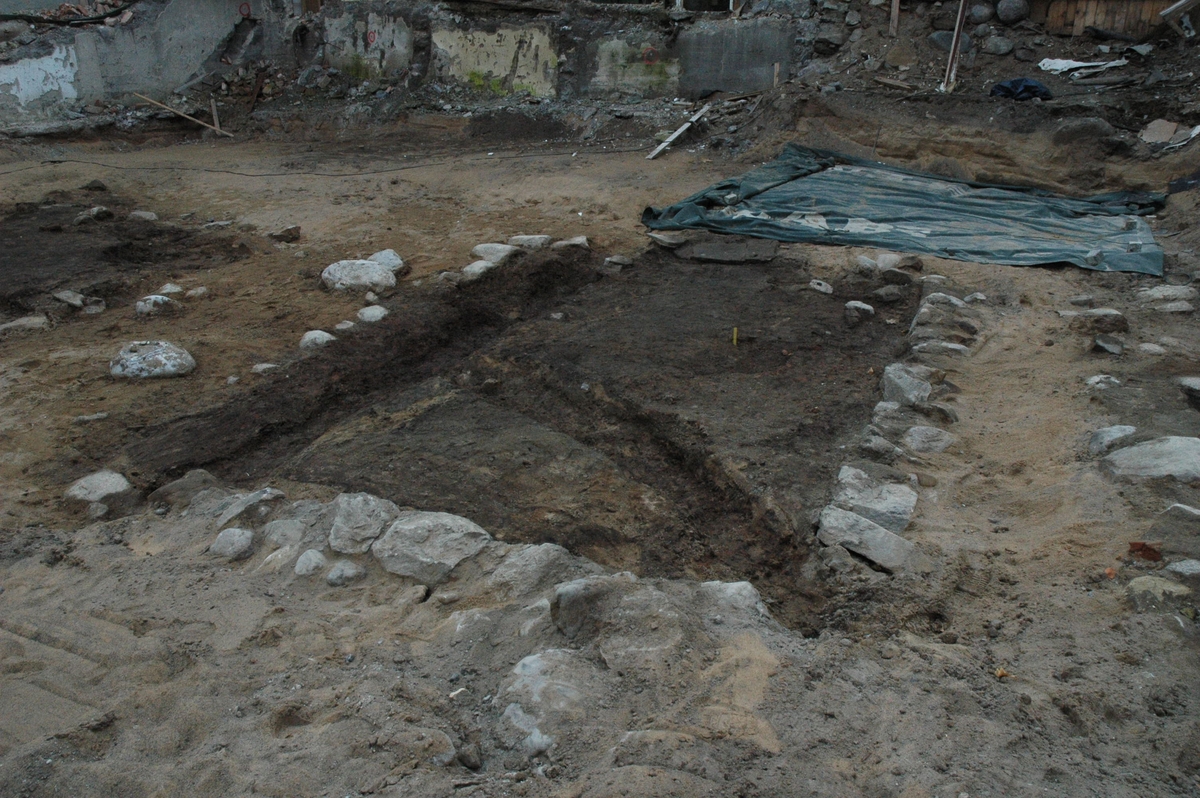 Hus/källare som framkommit vid en arkeologisk undersökning i kvarteret ... Hus/källare som framkommit vid en arkeologisk undersökning i kvarteret ...