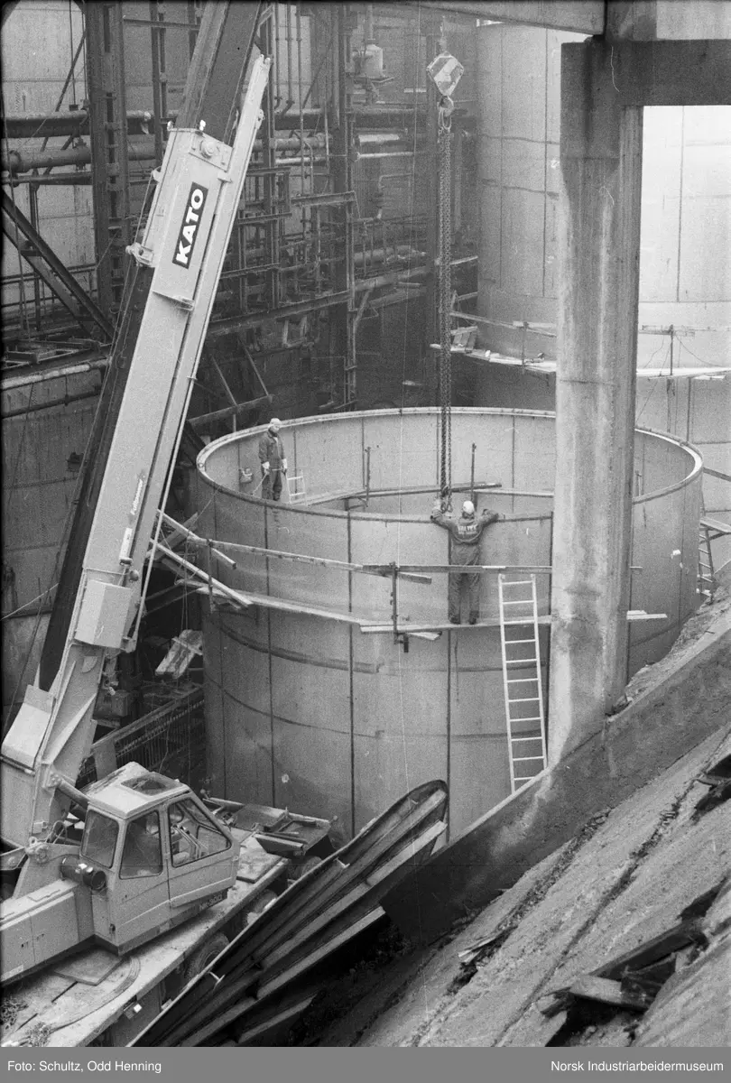 Det bygges nye tanker for salpetersyre. - Norsk Industriarbeidermuseum ...