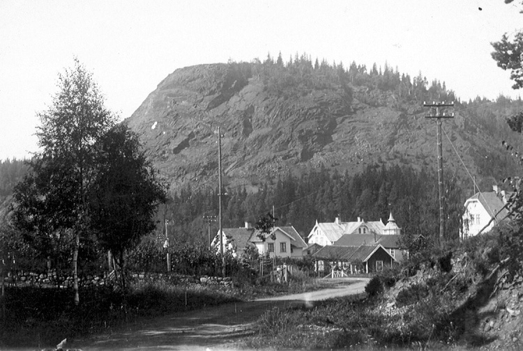 Taberg utanför Jönköping, sett från nord-ost med berget i bakgrunden ...