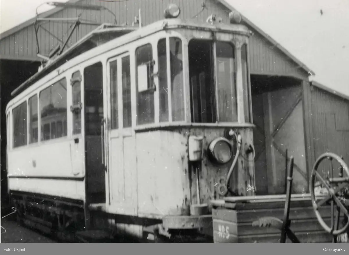 Oslo Sporveier. Trikk motorvogn 18 (fra 1899, ombygget 1918) type AEG ...