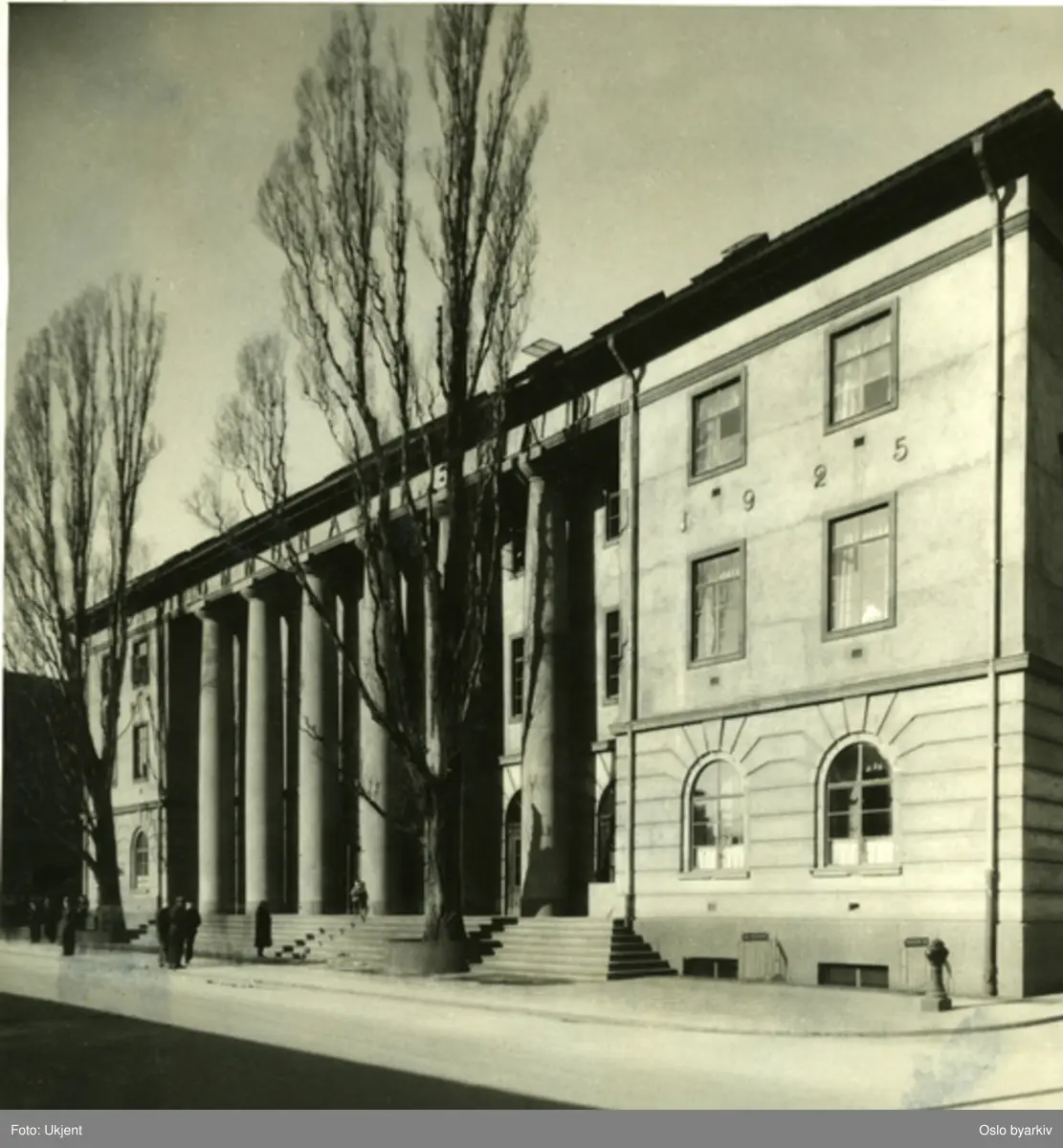 Det nye Torggata bad. Kun de to poplene igjen fra det gamle anlegget ...