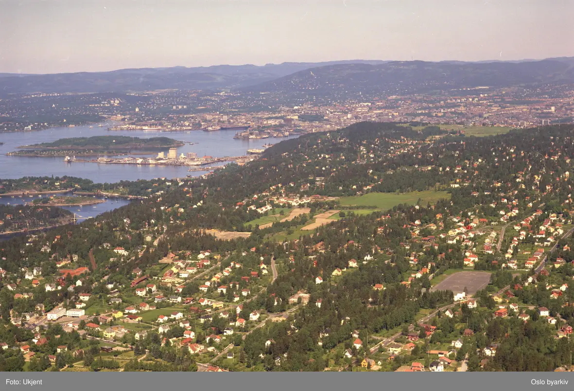Nordstrandveien i front. Fra venstre, Tysleveien, Munkerudveien og ...