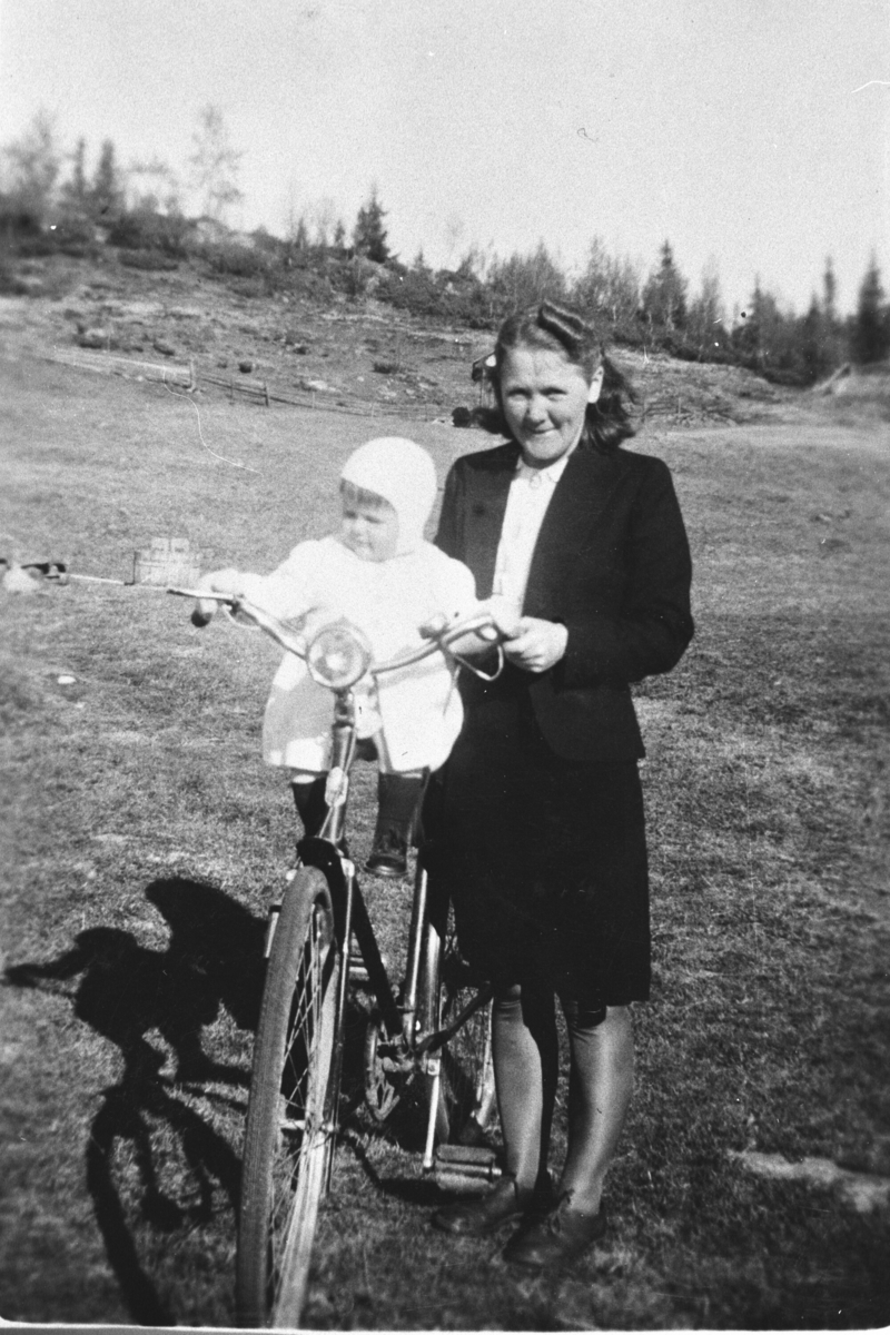 Portrett,drakt,sko,barnedress,luve og sykkel. Gunhild Roe Østro med ...