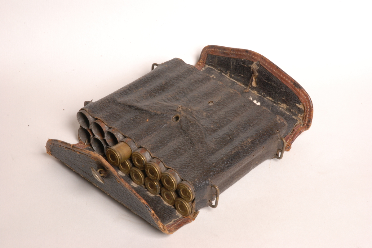 Patrontaske med 10 patroner - Forsvarets museer / DigitaltMuseum