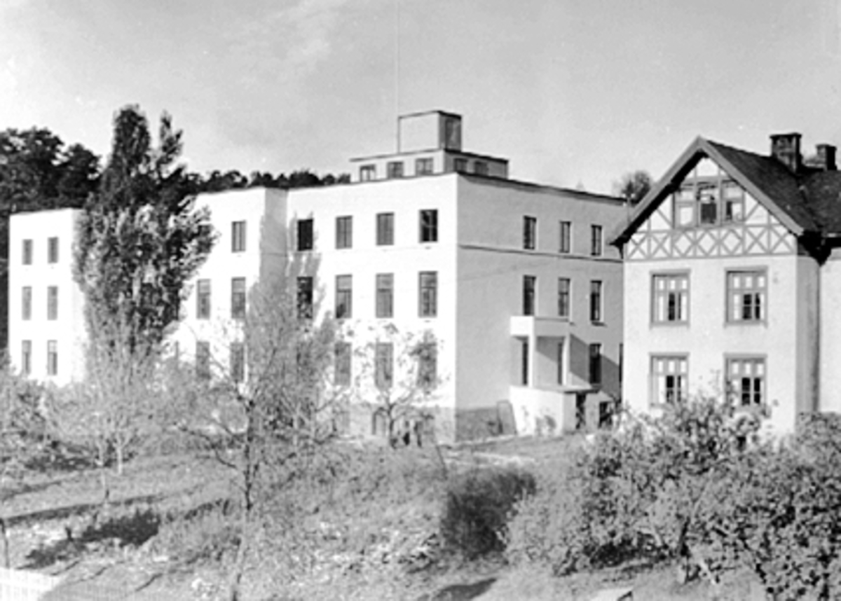 EKSTERIØR HAMAR SYKEHUS, 1934, NYBYGG TIL VENSTRE. GAMLE BYGNINGEN PÅ ...