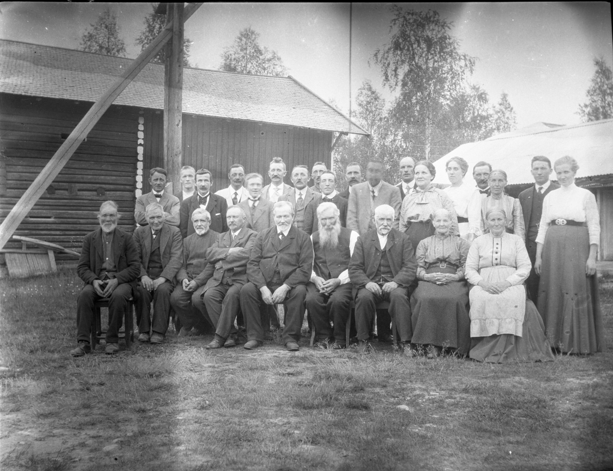 Enga, Nordre Rustad. Gruppebilde - Anno Glomdalsmuseet / DigitaltMuseum