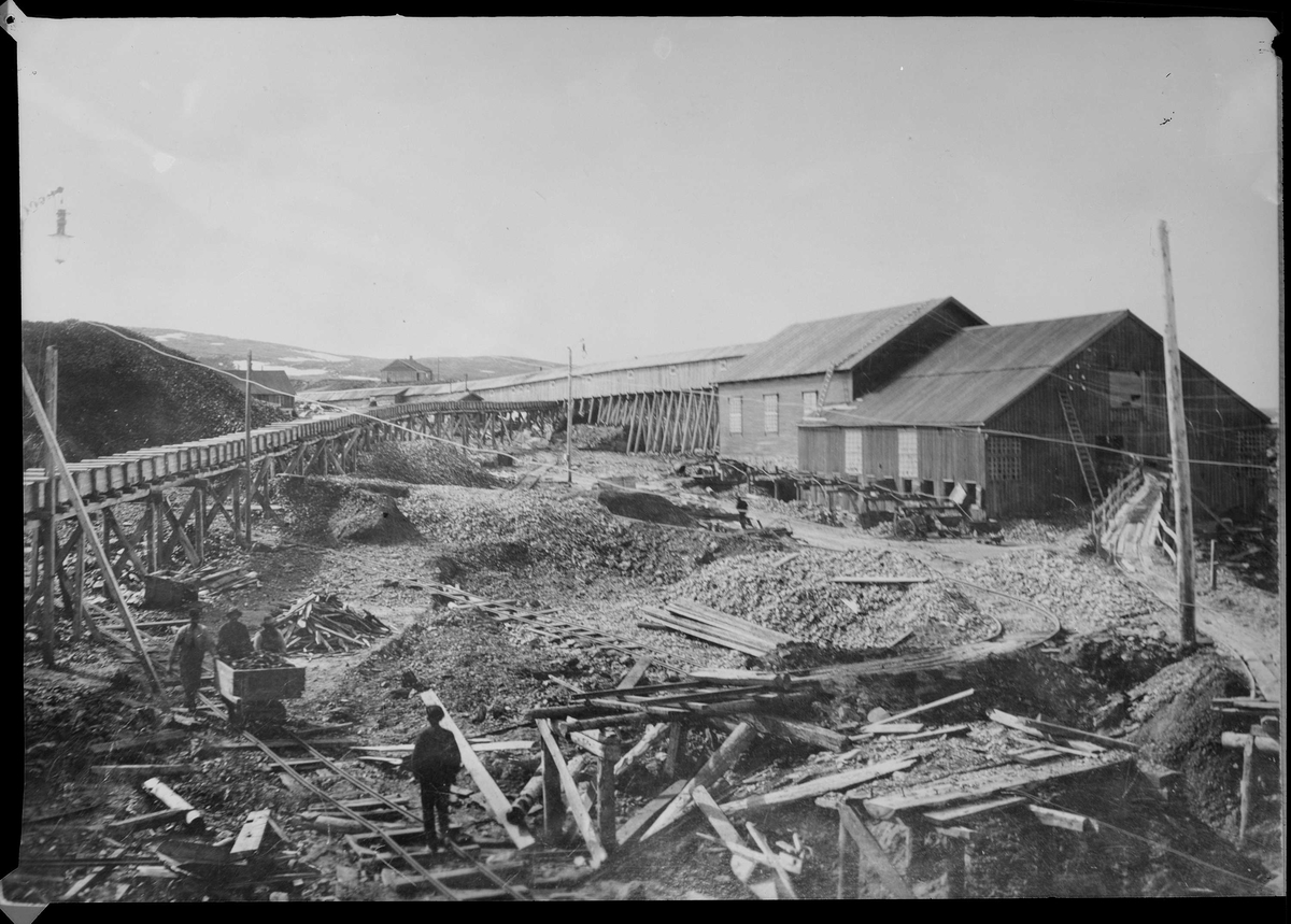 Flotasjonsanlegget på Kongens gruve på Røros. Til høyre sjeidehuset og ...