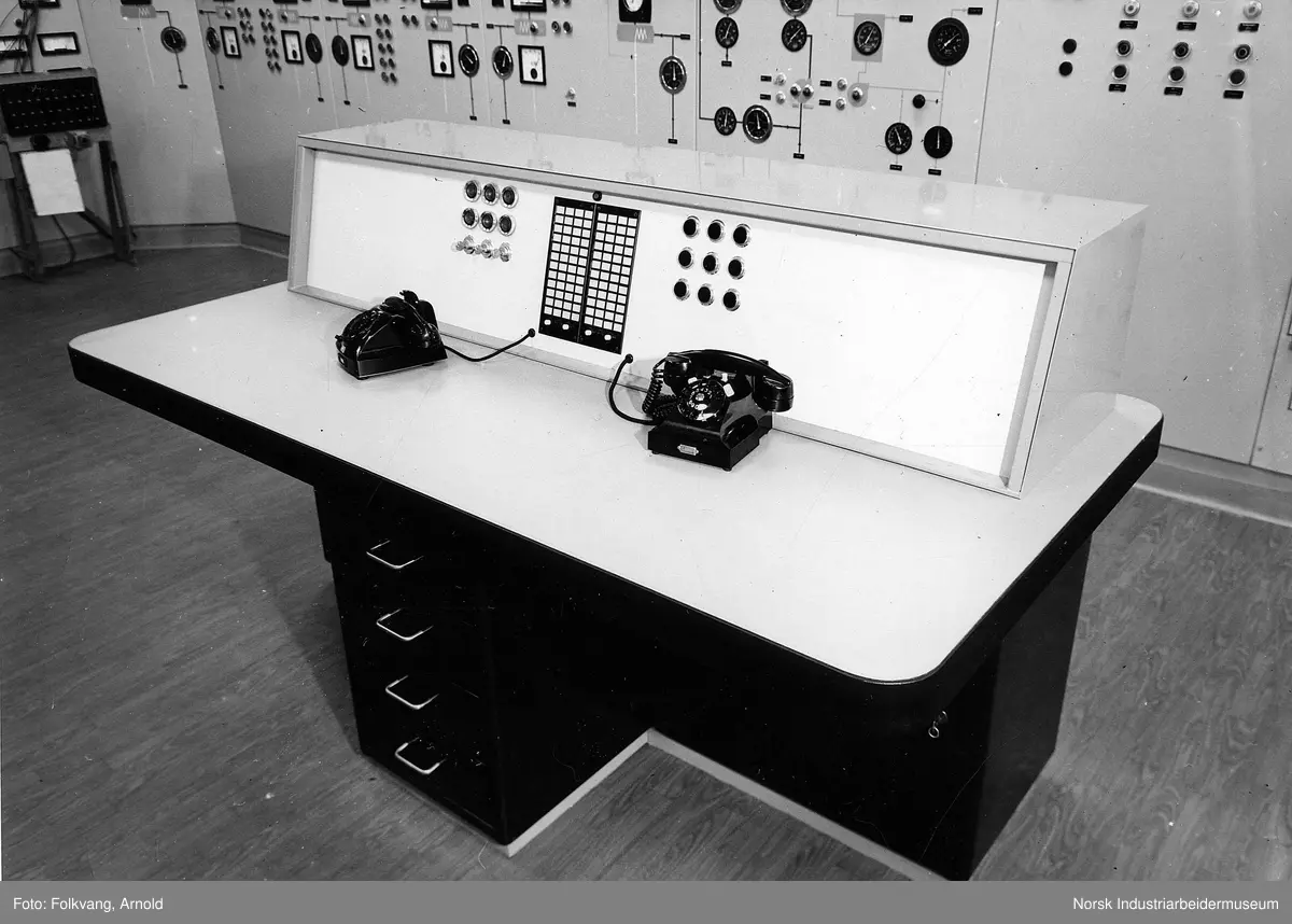 Kontrollrom på Vemork Hydrogenfabrikk (Vannstoffen). Telefoner stående ...
