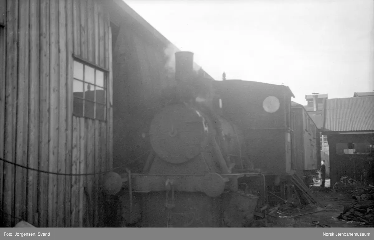 NSB damplokomotiv type 38a nr. 445 hensatt på Verkstedet Sundland ...